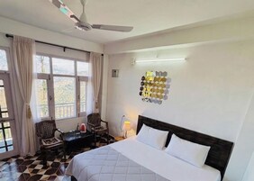 Quarto Duplo Familiar, varanda, vista para a montanha | Cofre no quarto, secretária 
