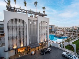 Um hotel moderno com uma piscina grande, área externa coberta e terraço no terraço.