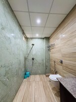 Quarto luxo, vista para a cidade | Banheiro | Chuveiro, toalhas de banho, sabonete, shampoo