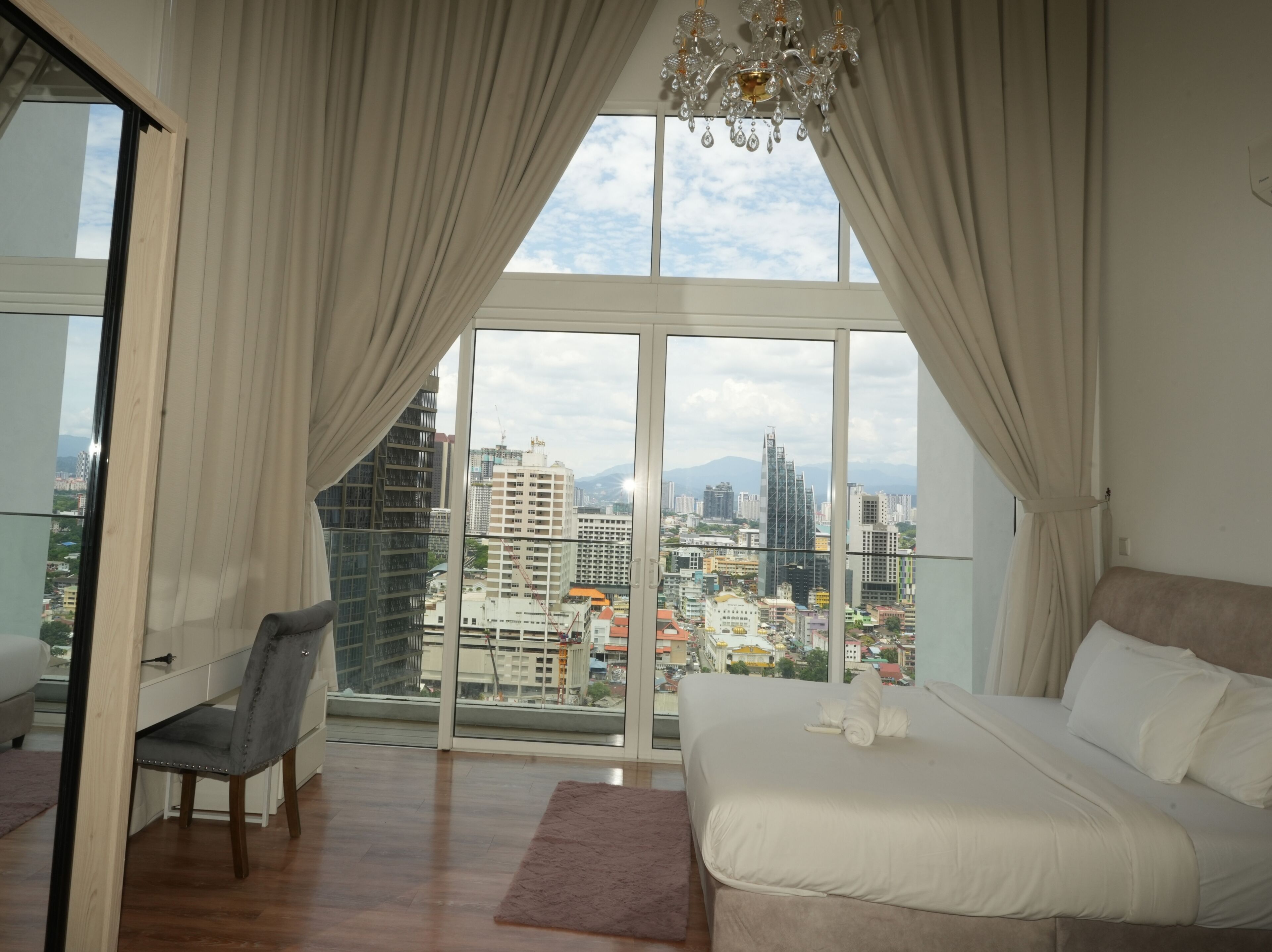 Apartamento luxo, sacada, vista para a cidade | Escrivaninha, espaço de trabalho para notebook, Wi-Fi de cortesia