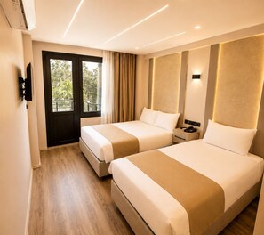 Quarto Twin Familiar, varanda | Com decoração personalizada, secretária 