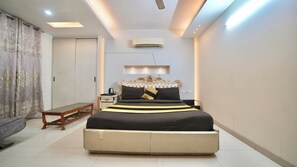 Quarto casal superluxo, sacada, vista para o jardim | Escrivaninha, espaço de trabalho para notebook