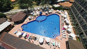 Piscina no terraço com vários níveis de espreguiçadeiras e uma área central para mergulho.