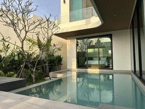 Villa Signature, 3 quartos, vista para a piscina, junto à praia | Piscina | Piscina exterior, espreguiçadeiras 