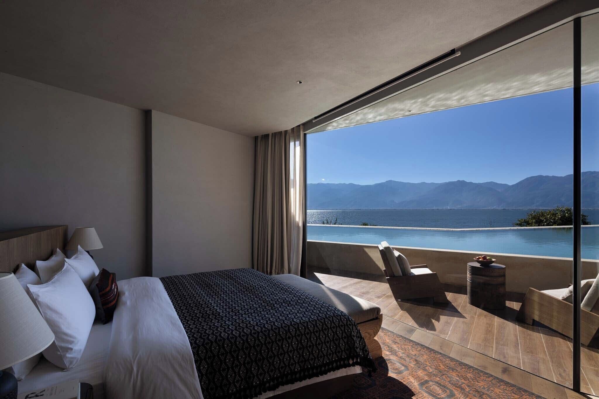 Suíte com design assinado, varanda, vista para o lago | Roupas de cama premium, edredons de pluma, frigobar