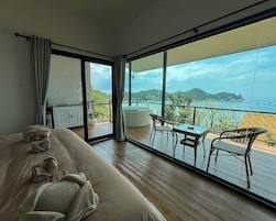 Deluxe jacuzzi sea view | Espaço de trabalho para notebook, Wi-Fi de cortesia, roupa de cama