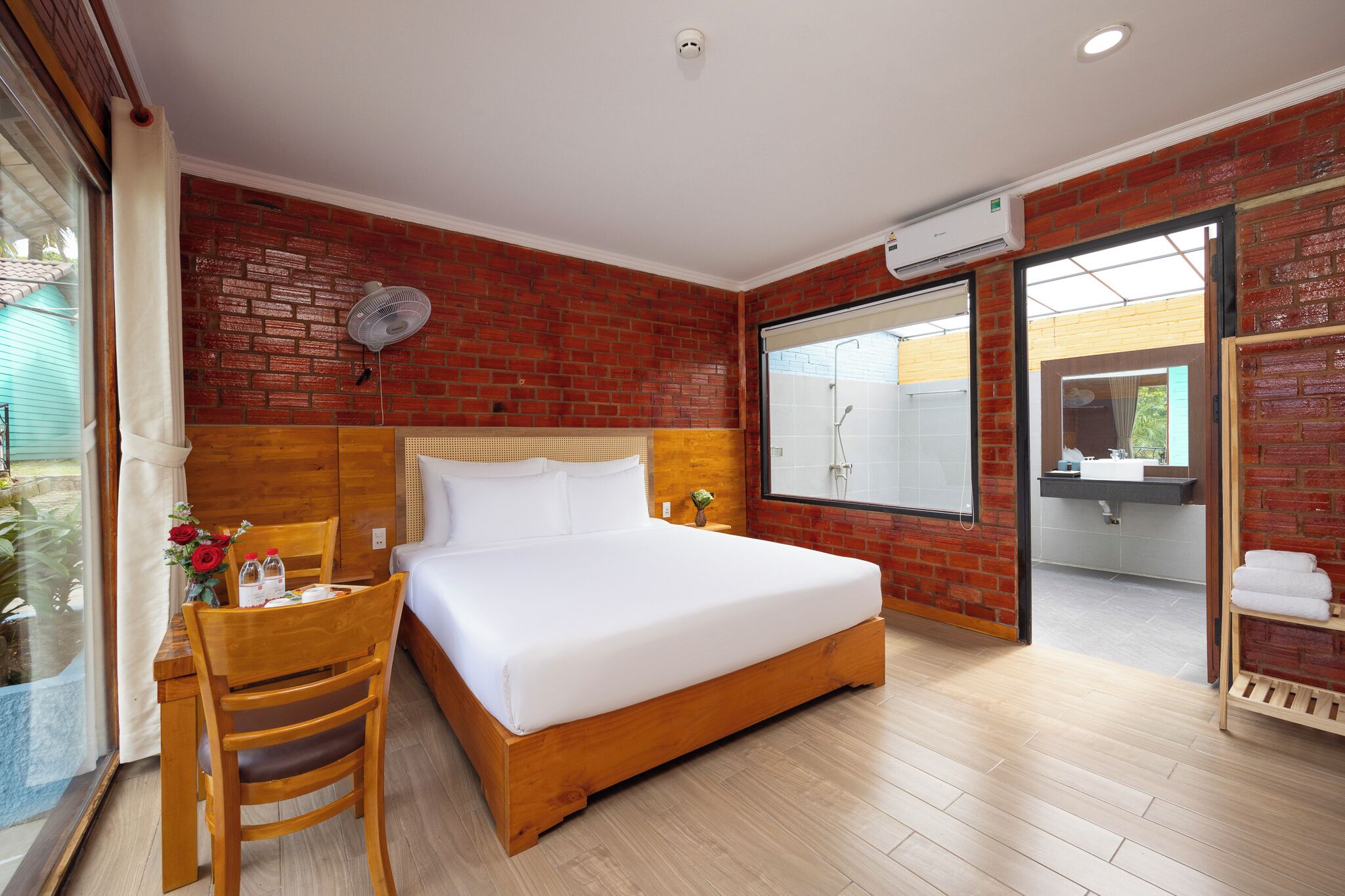Quarto Duplo Executivo, banheira, vista para a piscina | Casa de banho | Um polibã, um secador de cabelo, toalhas fornecidas 