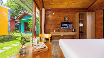 Quarto Duplo ou Twin Deluxe, vista para o jardim | Secretária, secretária adequada para computadores portáteis