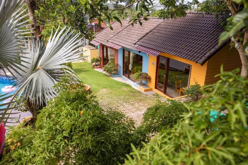 Quarto casal, vista para a piscina | Escrivaninha, espaço de trabalho para notebook, Wi-Fi de cortesia