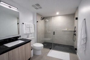 Apartamento Deluxe em Condomínio Fechado, vista para o lago | Casa de banho