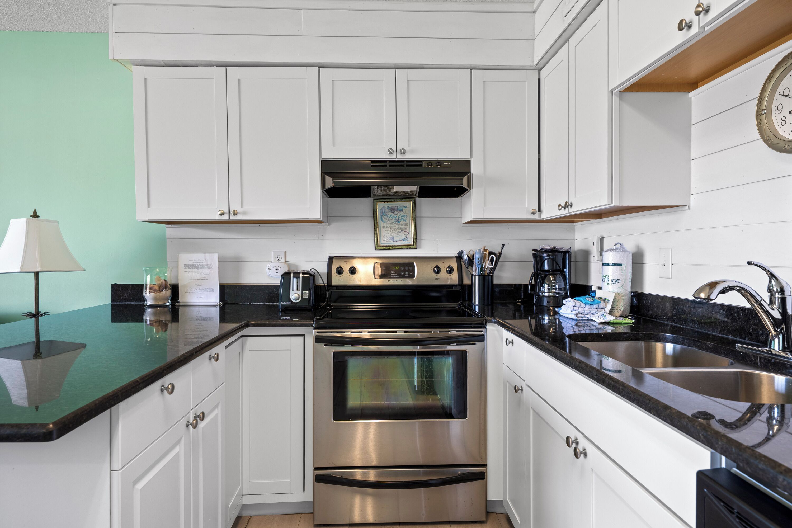 Apartamento Signature em Condomínio Fechado, 1 quarto, pátio, vista para o jardim | Cozinha privada | Um frigorífico, um micro-ondas, um forno, uma placa de cozinha 