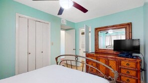 Apartamento Signature em Condomínio Fechado, 1 quarto, pátio, vista para o jardim | Casa de banho | Uma combinação polibã/banheira, artigos de higiene pessoal grátis 