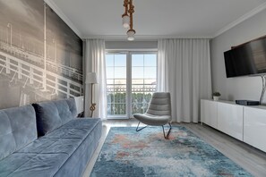 Apartamento Familiar, Vista para a cidade | Sala de estar | Televisor de 45 polegadas com canais por cabo 