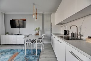 Apartamento família, vista para a cidade | Cozinha privada | Cadeirão de bebê, freezer, toalhas de papel