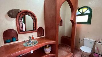 Quarto Twin Comfort, varanda, vista para o jardim | Casa de banho