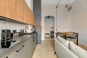 Apartamento luxo, cozinha americana, vista para o pátio | Parte interna