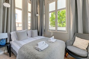 Apartamento Deluxe, kitchenette, vista para o pátio | Roupa de alta qualidade, cortinas/cortinados opacos 
