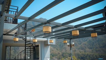 Quarto casal luxo, sacada, vista para a cidade | Terraço/pátio