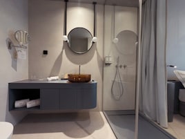 Quarto casal ou duplo luxo, vista para o oceano | Banheiro | Chuveiro, secador de cabelo, roupões de banho, toalhas de banho