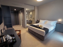 Quarto casal ou duplo superior, vista para a cidade | Frigobar, cofres nos quartos, escrivaninha, Wi-Fi de cortesia