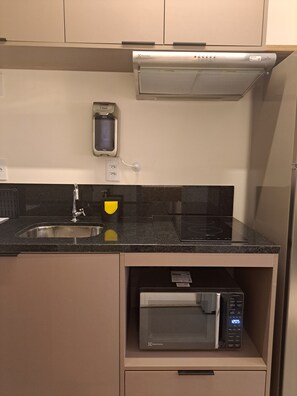 Um frigorífico, um micro-ondas, uma placa de cozinha 