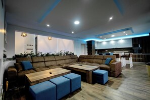 Apartamento Deluxe, piscina privativa, vista para o resort | Sala de estar