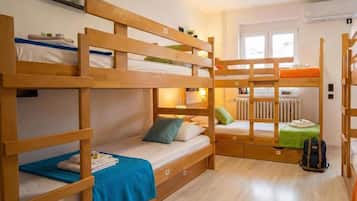 Dormitório compartilhado, várias camas, vista para a cidade