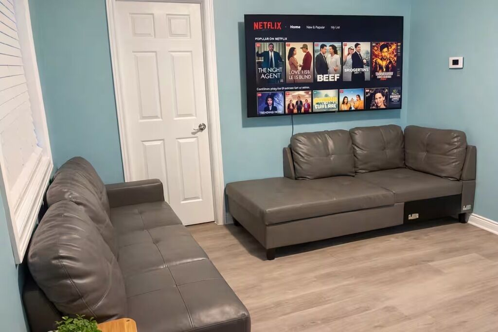 Hot Tub Retreat Near Downtown & Casino | Sleeps 8 | Cozy Luxury Stay For Family - Windsor, ON, Canada