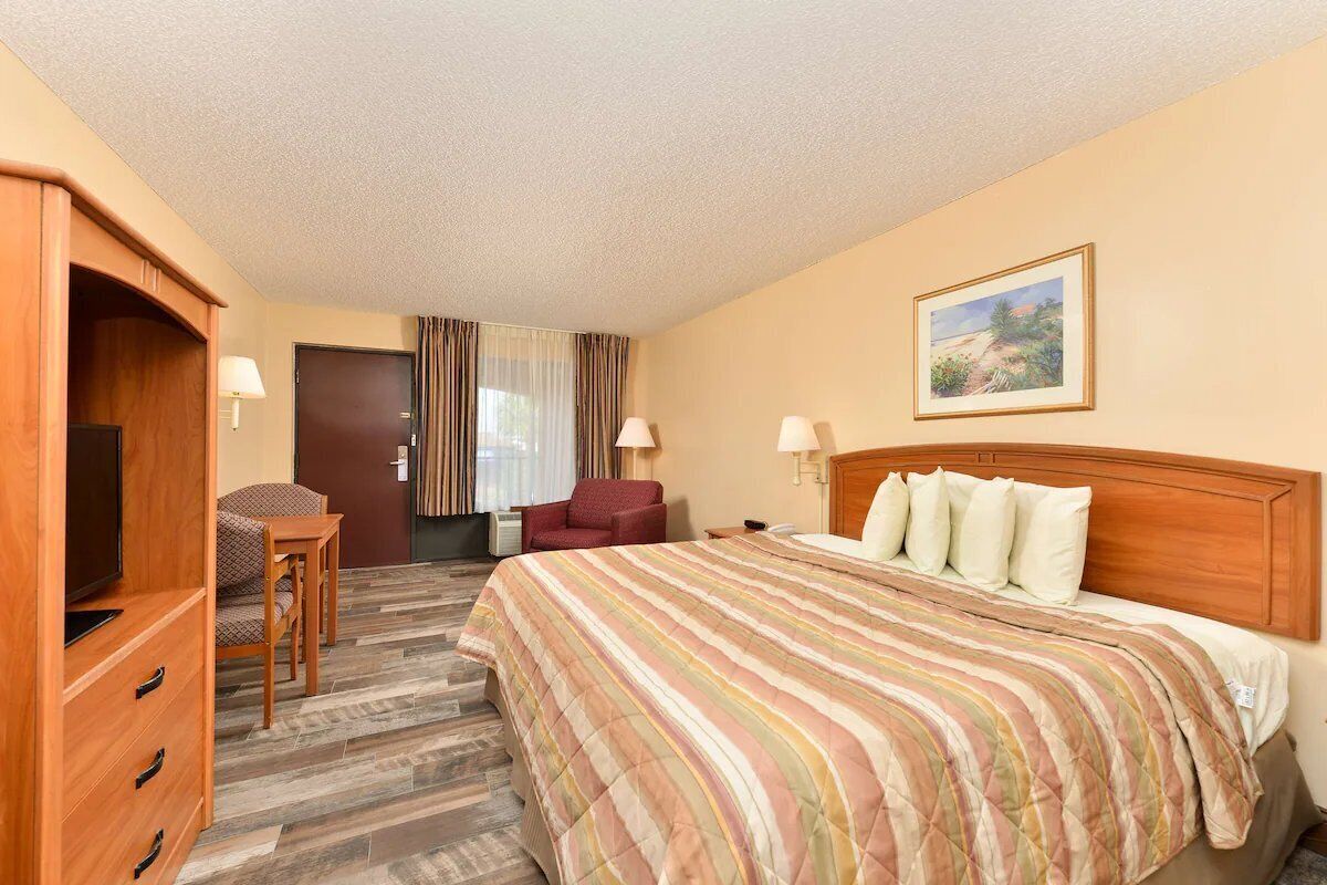Stay Near St. Augustine Beach - 1.7 Mi | Room W/ Free Parking & Breakfast - Crescent Beach, FL