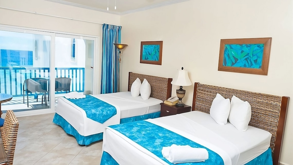 Best Place To Stay In Barbados! Balcony, Oceanfront, Outdoor Pool, Free Parking! - Barbados