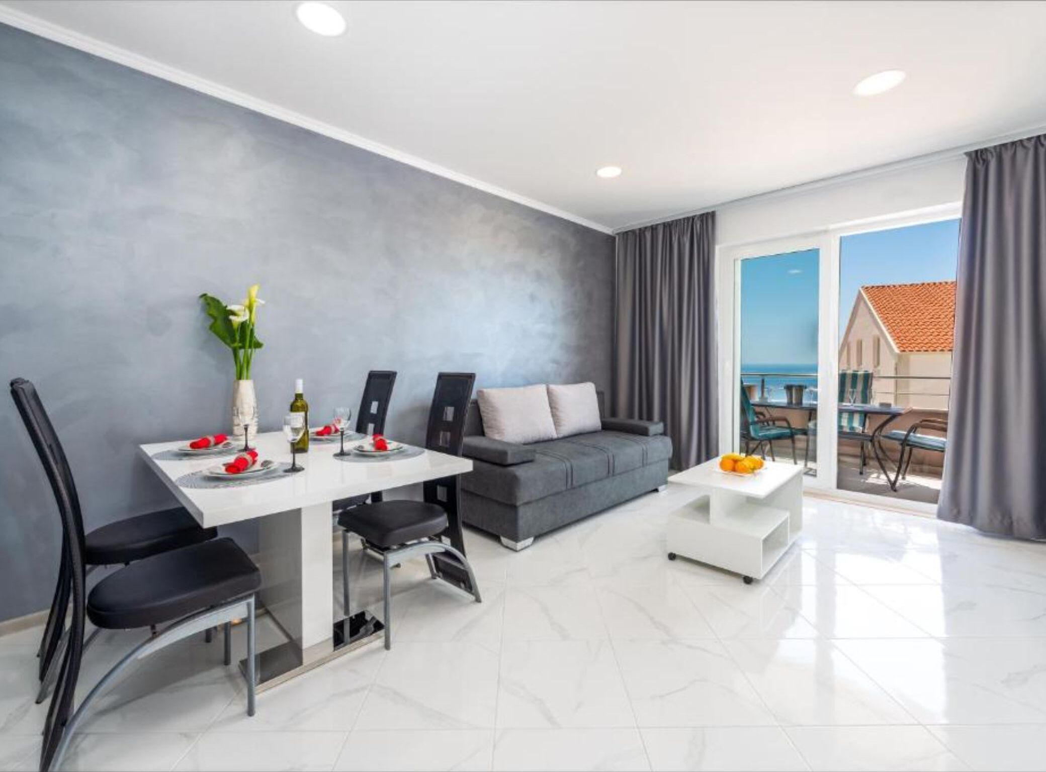 Apartamento (Two Bedroom Apartment with Sea View a) | Sala | Televisor de ecrã plano de 32 polegadas com canais por cabo 