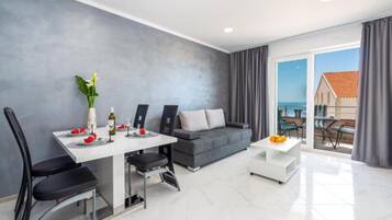 Apartamento (Two Bedroom Apartment with Sea View a) | Sala | Televisor de ecrã plano de 32 polegadas com canais por cabo
