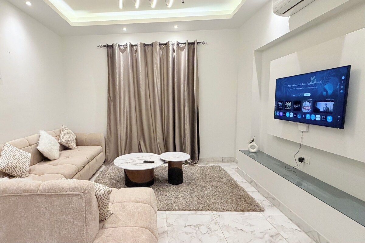 Apartamento conforto, sacada | Área de estar | Smart TV 43 polegadas com canais via satélite, Netflix