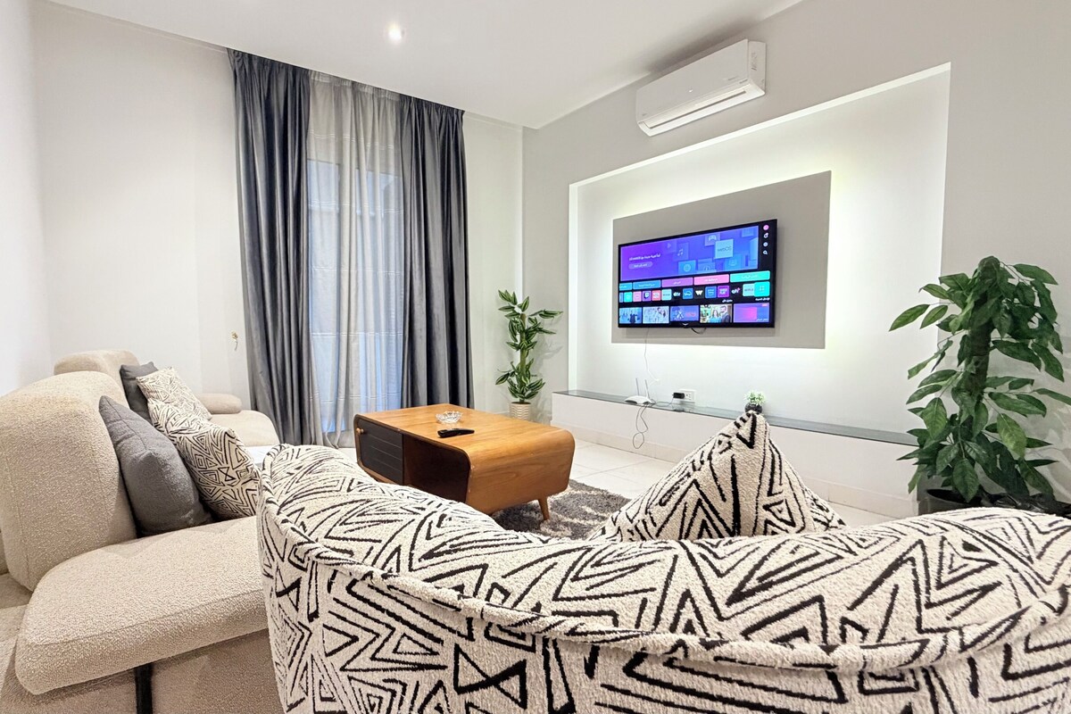 Apartamento luxo, 1 quarto, sacada | Área de estar | Smart TV 43 polegadas com canais via satélite, Netflix