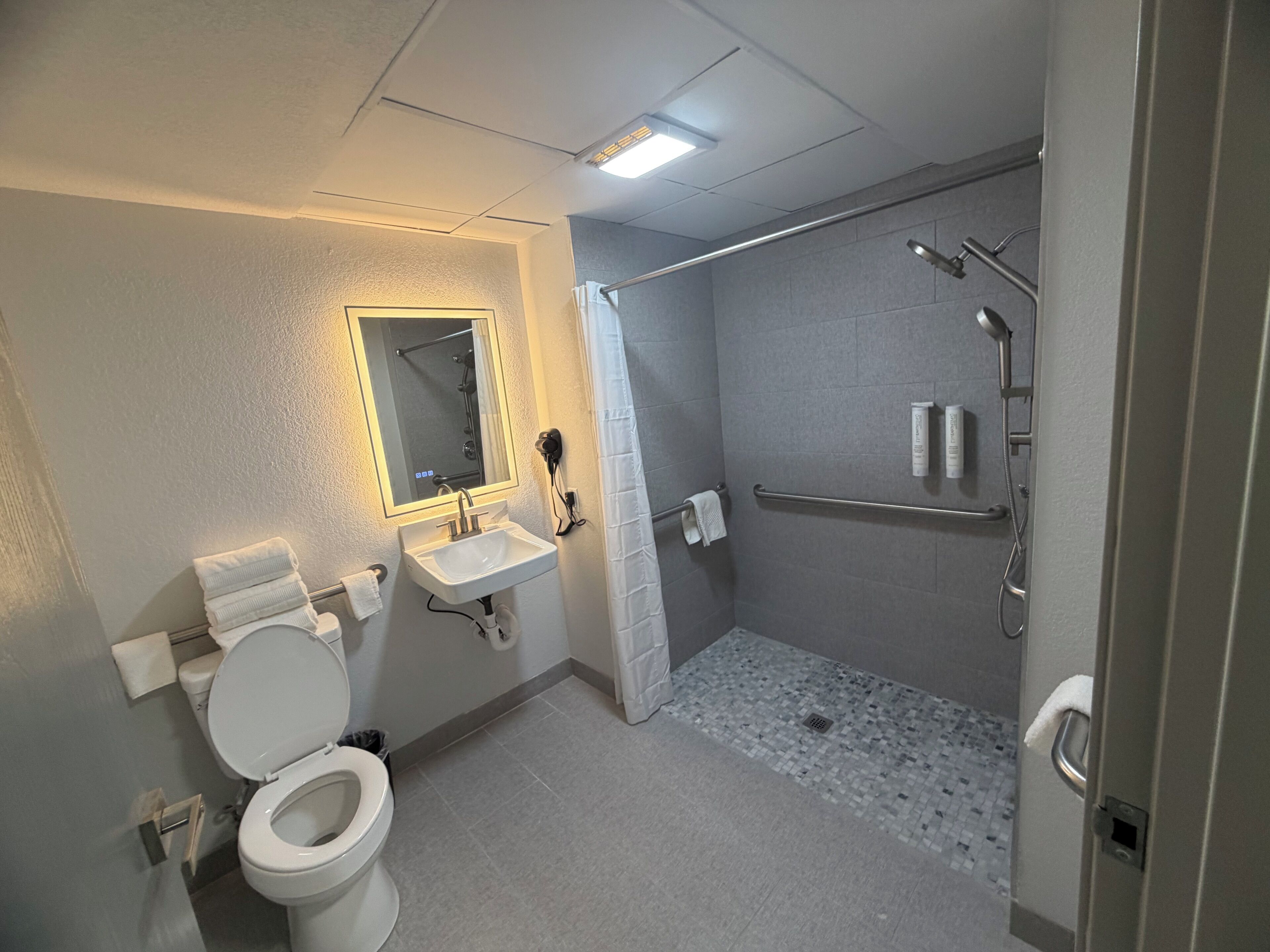 Quarto, 1 cama king-size, não fumadores | Casa de banho | Uma banheira, um secador de cabelo, toalhas fornecidas, sabão 
