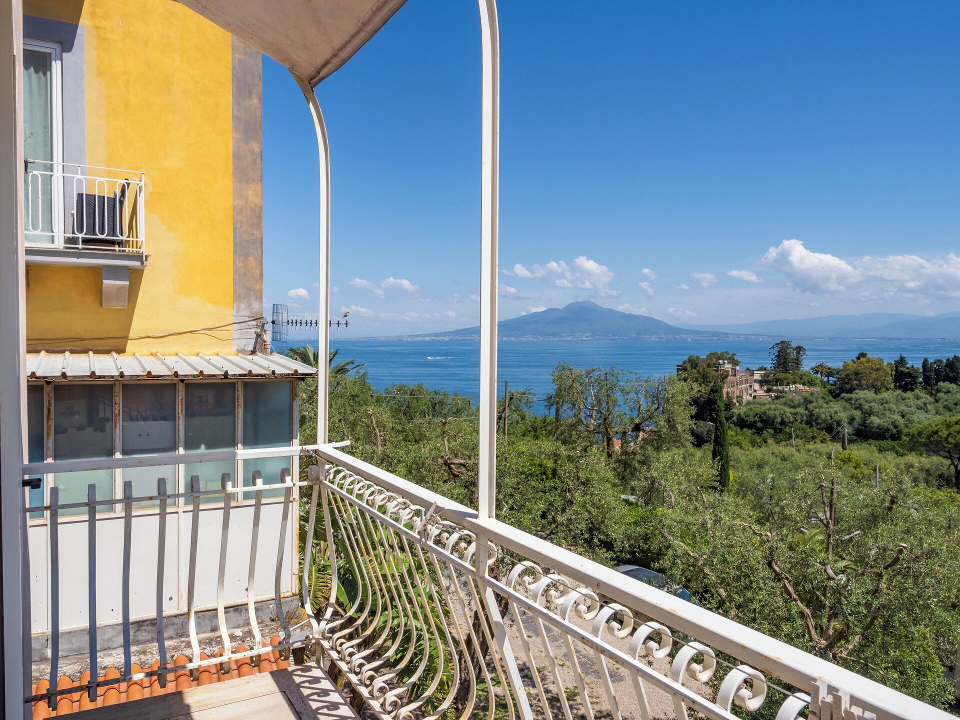 Apartamento panorâmico, sacada, vista para o mar | Sacada