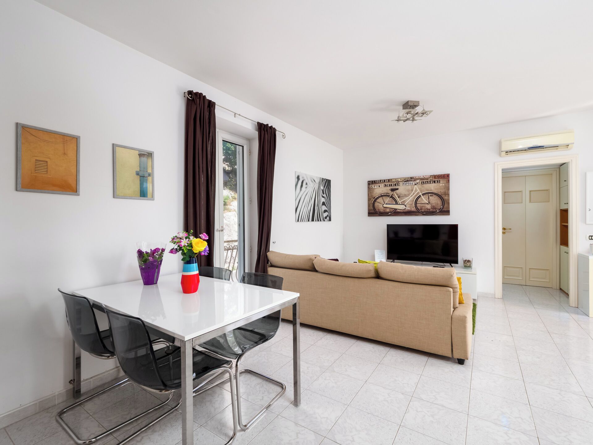 Apartamento panorâmico, sacada, vista para o mar | Sala de jantar