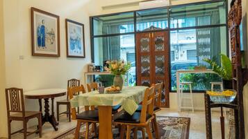 Café da manhã com pratos da culinária local grátis todos os dias