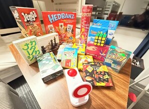 Diversos jogos de tabuleiro sobre uma mesa.