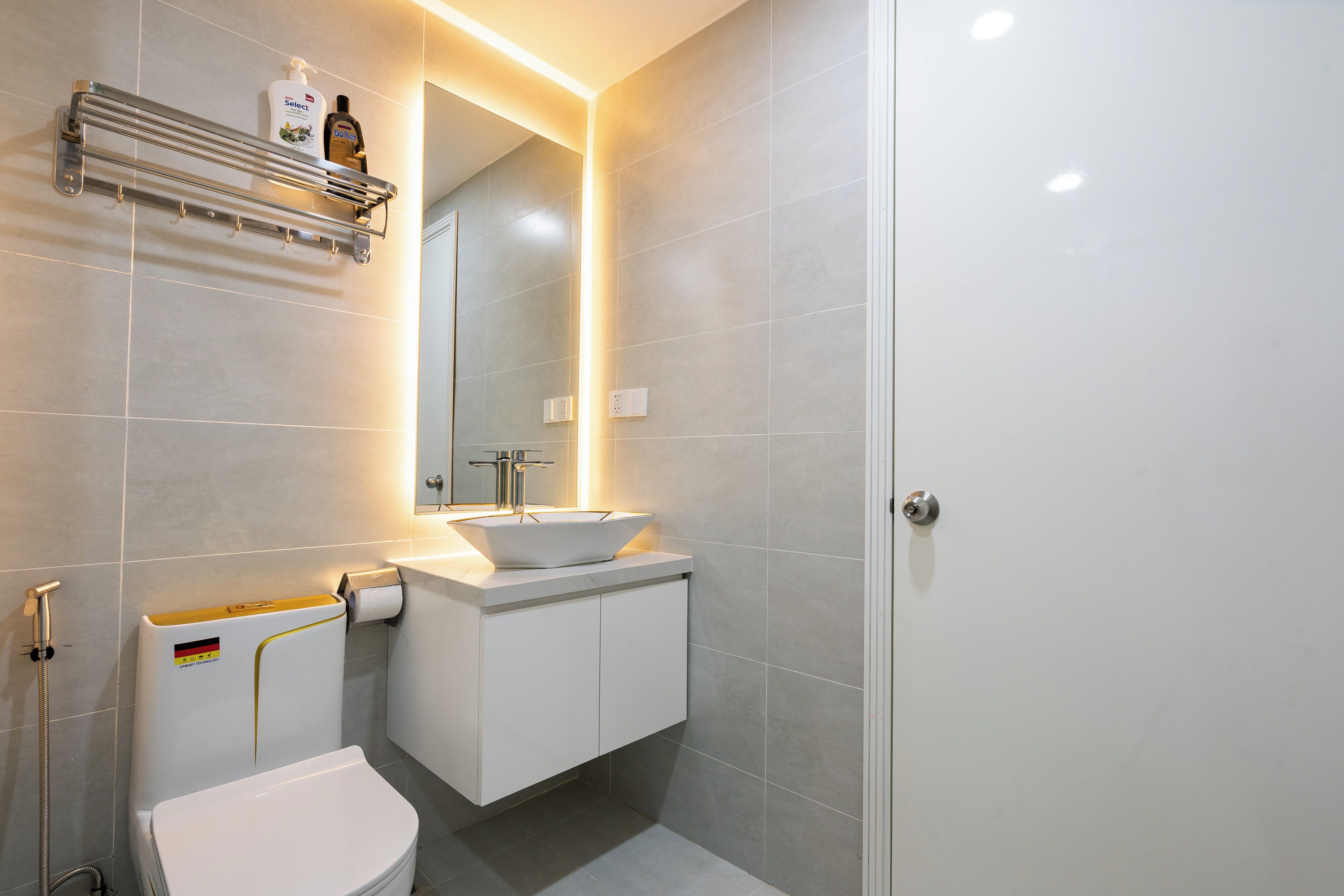 Apartamento básico, vista para a cidade | Banheiro | Chuveiro, produtos de toalete grátis, secador de cabelo, chinelos
