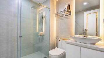 Apartamento básico, vista para a cidade | Banheiro | Chuveiro, produtos de toalete grátis, secador de cabelo, chinelos
