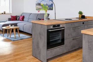 Apartamento Comfort em Condomínio Fechado, 2 quartos, varanda, vista para a montanha | Cozinha privada | Um frigorífico/congelador grande, um forno, uma placa de cozinha 