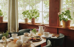 Café da manhã completo grátis todos os dias