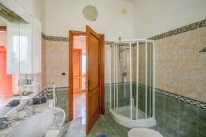 Condo, vista para a cidade | Banheiro | Bidê, sabonete