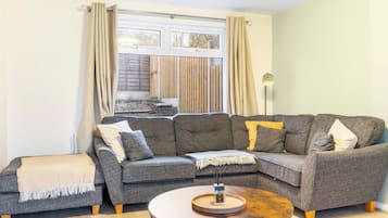 Casa, 1 quarto, pátio | Sala de estar