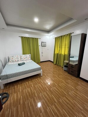 Quarto conforto, 1 cama Queen, ar-condicionado, ao lado da praia | Individualmente decorados, individualmente mobiliados, Wi-Fi de cortesia
