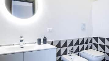 Quarto casal conforto, sacada, vista para a cidade | Banheiro