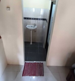 Chuveiro, toalhas de banho, sabonete, shampoo