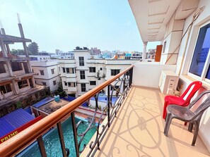 Quarto Triplo Executivo, vista para a piscina | Vista do quarto