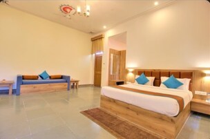 Quarto Duplo Deluxe, vista para a piscina | Edredões de penas, secretária 